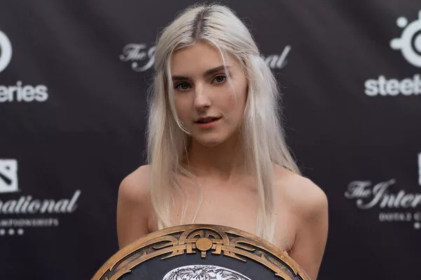 Eva Elfie намекнула на создание команды по CS2 - Legalbet.gg